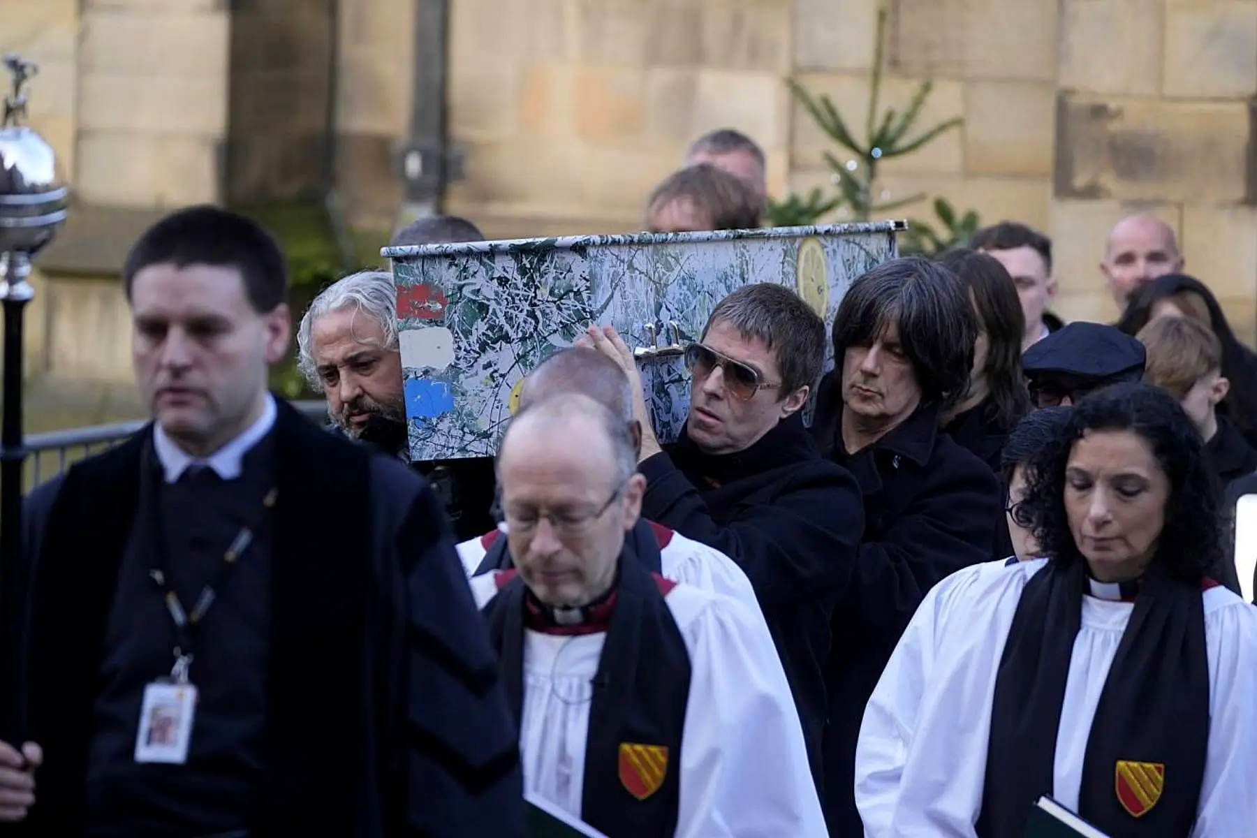 Liam Gallagher, Ian Brown y más asisten al funeral de ‘Mani’, de Stone ...